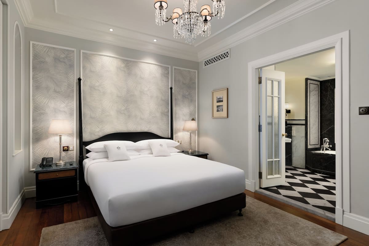 1 quarto, frigobar, cofres nos quartos, cortinas blackout