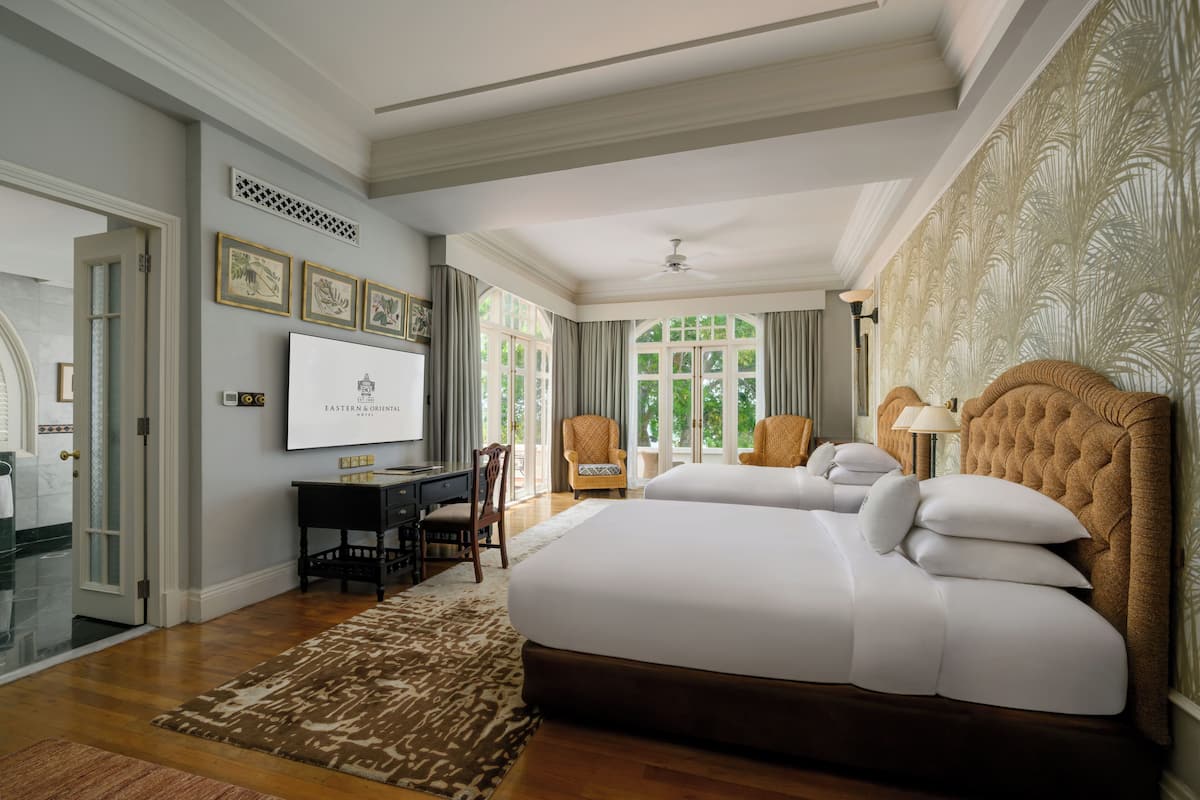 Writers Suite Two Queen Beds | 1 quarto, frigobar, cofres nos quartos, cortinas blackout