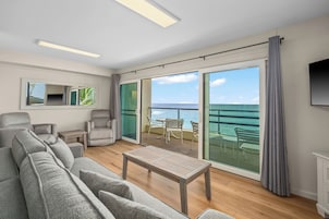 Condo luxo, 1 quarto, de frente para o oceano | Sala de estar | TV de tela plana 65 polegadas com canais a cabo
