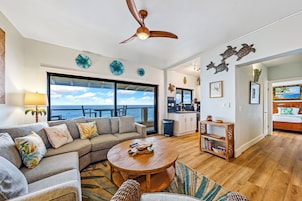 Condo luxo, 3 quartos, de frente para o oceano | Área de estar | TV de tela plana 65 polegadas com canais a cabo