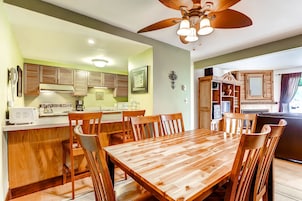 Condo, 2 quartos (Deluxe) | Cozinha privada | Geladeira grande, micro-ondas, cafeteira/chaleira, torradeira