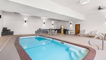 Piscina interna, funciona das 8h às 22h, espreguiçadeiras