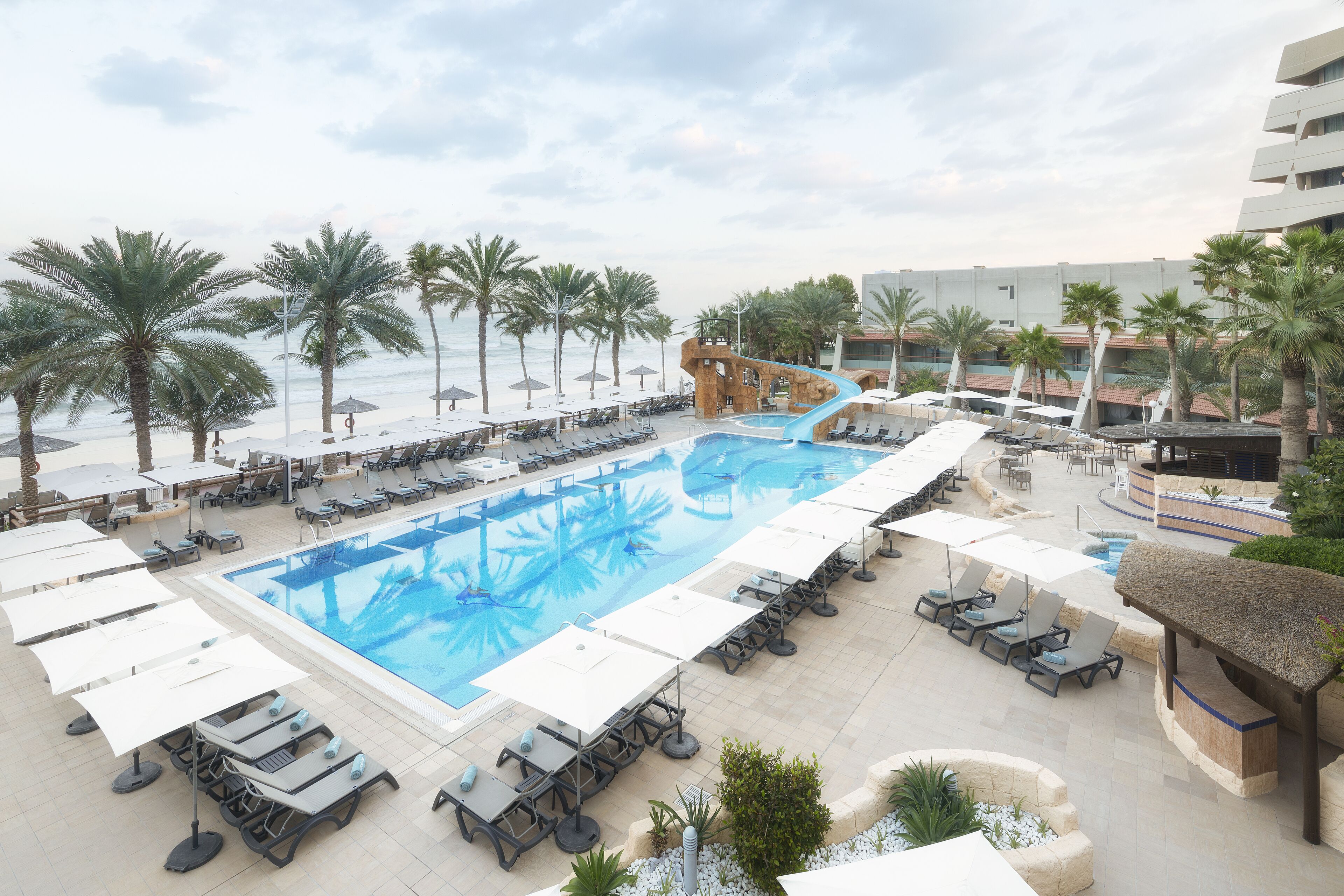 Piscina exterior, da(s) 7:00 à(s) 20:00, guarda-sóis, espreguiçadeiras 