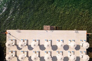 Terraço com espreguiçadeiras