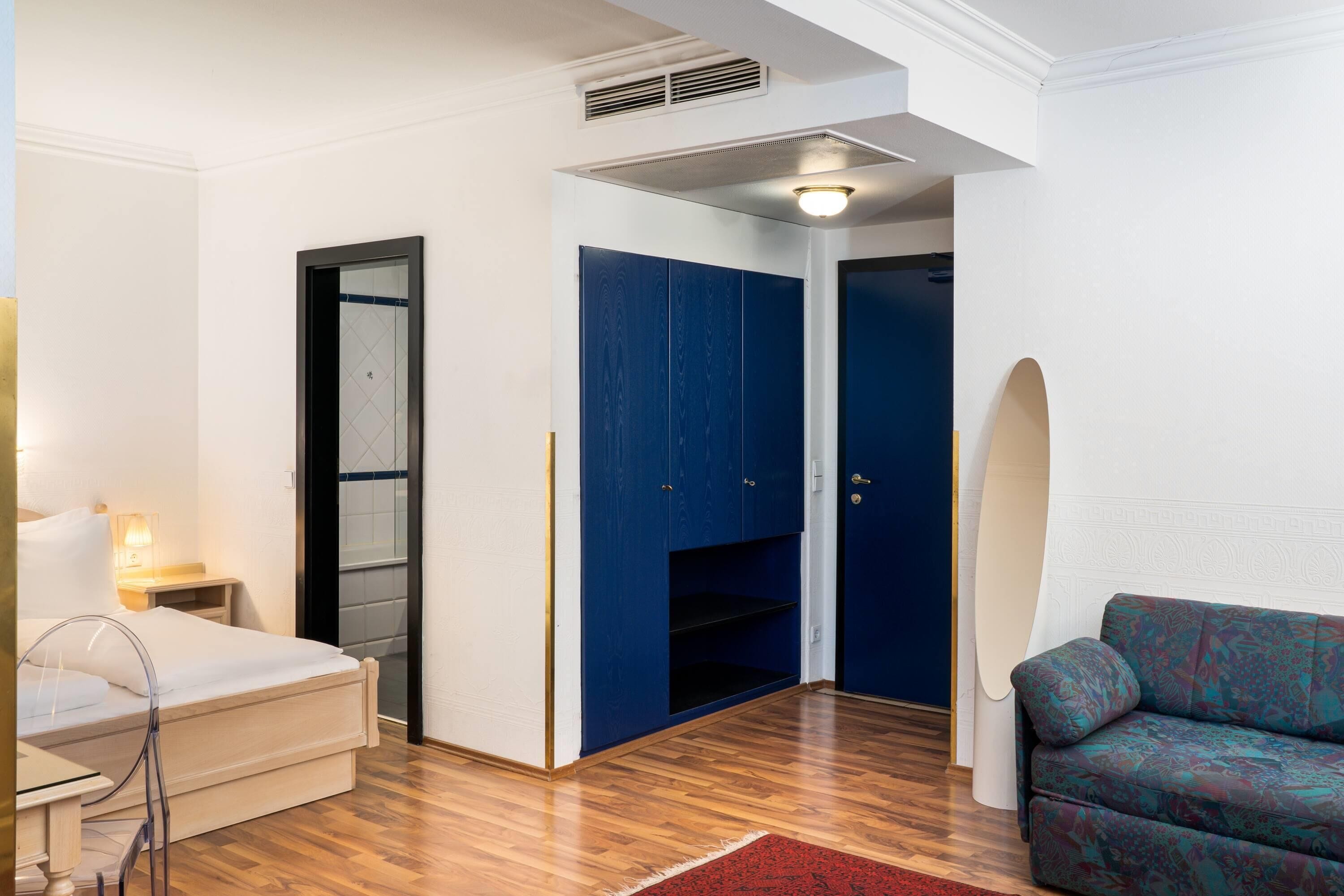 Quarto Standard (Dreibettzimmer) | Minibar, cofre no quarto, secretária, quartos insonorizados 