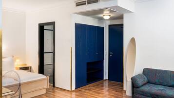 Quarto Standard (Dreibettzimmer) | Minibar, cofre no quarto, secretária, quartos insonorizados