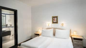 Quarto Familiar, 2 camas queen-size | Minibar, cofre no quarto, secretária, quartos insonorizados