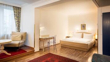 Quarto Standard (Dreibettzimmer) | Minibar, cofre no quarto, secretária, quartos insonorizados