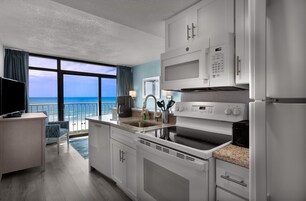 One bedroom One bathroom Non-Smoking condo | Cozinha privada | Um frigorífico, um micro-ondas, um forno, uma placa de cozinha 