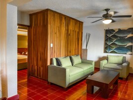 Suite, 2 camas de casal | Sala de estar | TV plasma