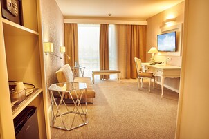 Deluxe Family  PLUS Suite | Frigobar, cofres nos quartos, escrivaninha
