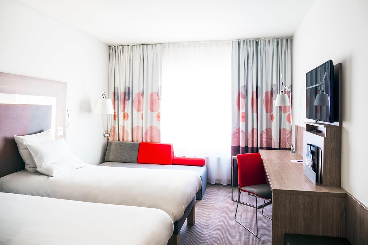 Quarto duplo executivo, 2 camas de solteiro | Roupas de cama premium, frigobar, cofres nos quartos, escrivaninha