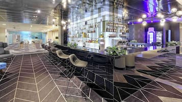 Serve café da manhã e almoço