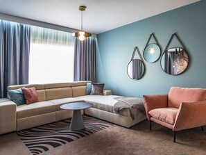 Suíte executiva, 1 cama Queen e sofá-cama | Roupas de cama premium, frigobar, cofres nos quartos, escrivaninha