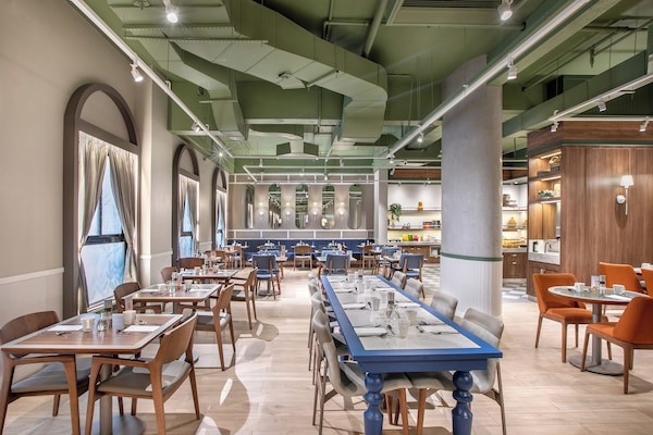 Café da manhã, almoço e jantar; culinária internacional