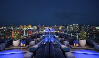 5 bares/lounges, 2 bares junto à piscina 