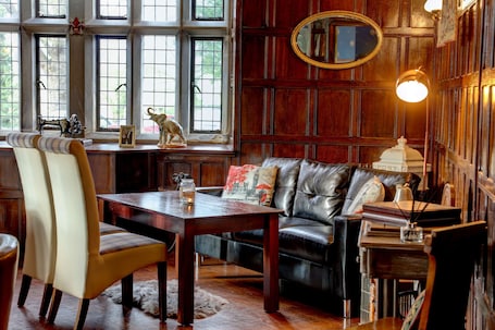 Pormenores do interior. Rogerthorpe Manor Hotel