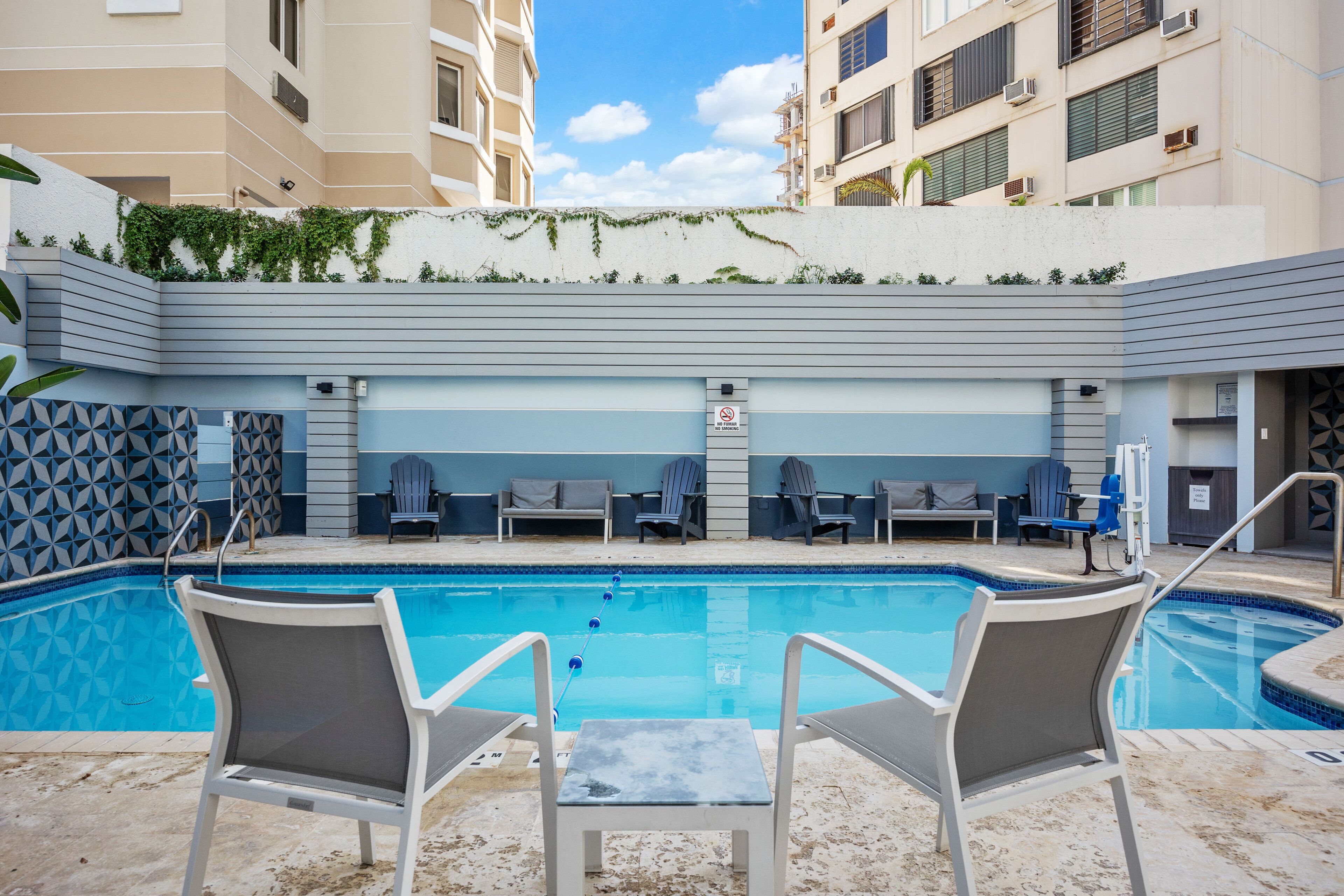 Piscina externa, funciona das 8h às 23h, espreguiçadeiras