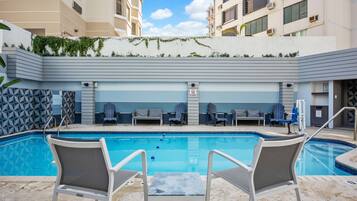 Piscina externa, funciona das 8h às 23h, espreguiçadeiras