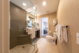 Apartamento em Condomínio Fechado, 1 quarto, não fumadores, kitchenette | Casa de banho | Artigos de higiene pessoal grátis, um secador de cabelo 