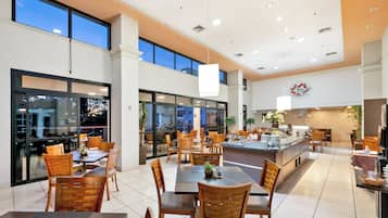 Café da manhã, almoço e jantar; culinária internacional