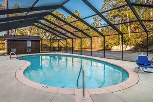 Piscina exterior, guarda-sóis, espreguiçadeiras