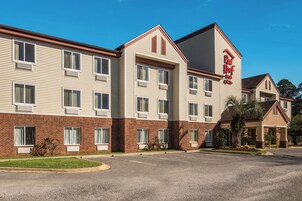 Um hotel de vários andares com fachada de tijolos e telhado plano.