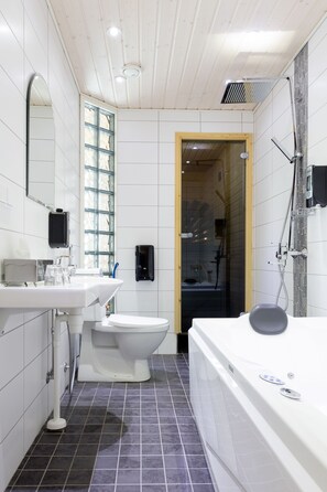 Suíte, várias camas, para não fumantes, cozinha americana (Third bed is Single Bed) | Banheiro | Chuveiro, secador de cabelo, toalhas de banho