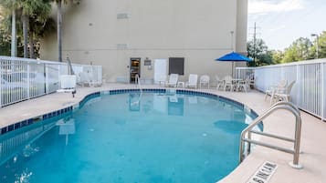 Piscina externa, guarda-sóis, espreguiçadeiras