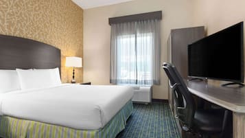 Quarto, 1 cama queen-size, acessível, não fumadores | Cofre no quarto, secretária, ferro/tábua de engomar, camas desdobráveis