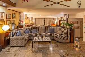 Área de estar no saguão