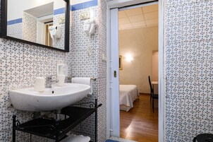 Quarto casal ou duplo standard | Cofres nos quartos, escrivaninha, roupa de cama