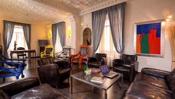 Área de estar no saguão