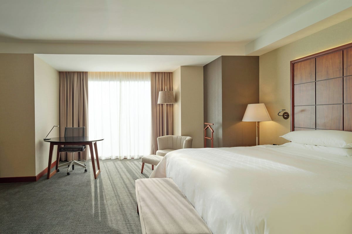 Roupas de cama premium, edredons de pluma, frigobar, cofres nos quartos