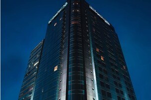 Fachada da propriedade à noite