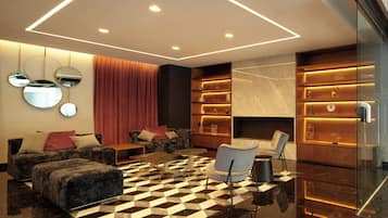 Uma sala de estar moderna com um piso estampado em padrão geométrico, um conjunto de sofás, uma mesa de centro e um painel de vidro com prateleiras.