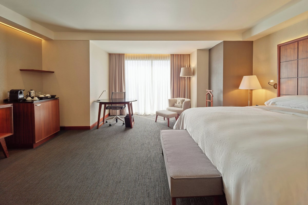 Roupas de cama premium, edredons de pluma, frigobar, cofres nos quartos