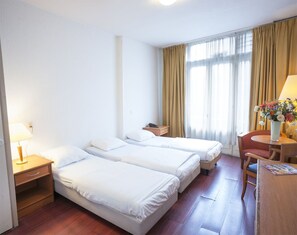 Quarto Triplo, 3 camas individuais | Cofre no quarto, Wi-fi grátis, roupa de cama fornecida 