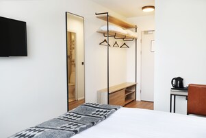 Quarto casal ou duplo standard | Cofres nos quartos, escrivaninha, berços grátis, Wi-Fi de cortesia