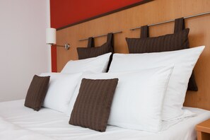 Escrivaninha, cortinas blackout, Wi-Fi, roupa de cama