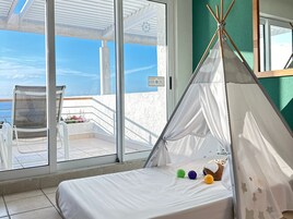 Quarto Deluxe, varanda, vista para o oceano | Roupa de alta qualidade, cofre com capacidade para portátil, secretária