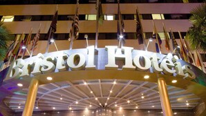 Exterior do Hotel Bristol, com seu nome em destaque sobre a entrada.