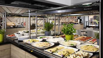 Pequeno-almoço tipo buffet diário mediante uma taxa