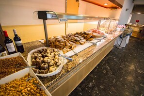 Pequeno-almoço tipo buffet diário (10 EUR por pessoa) 