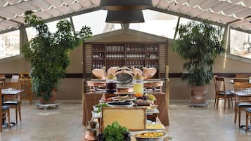 Café da manhã com buffet grátis todos os dias
