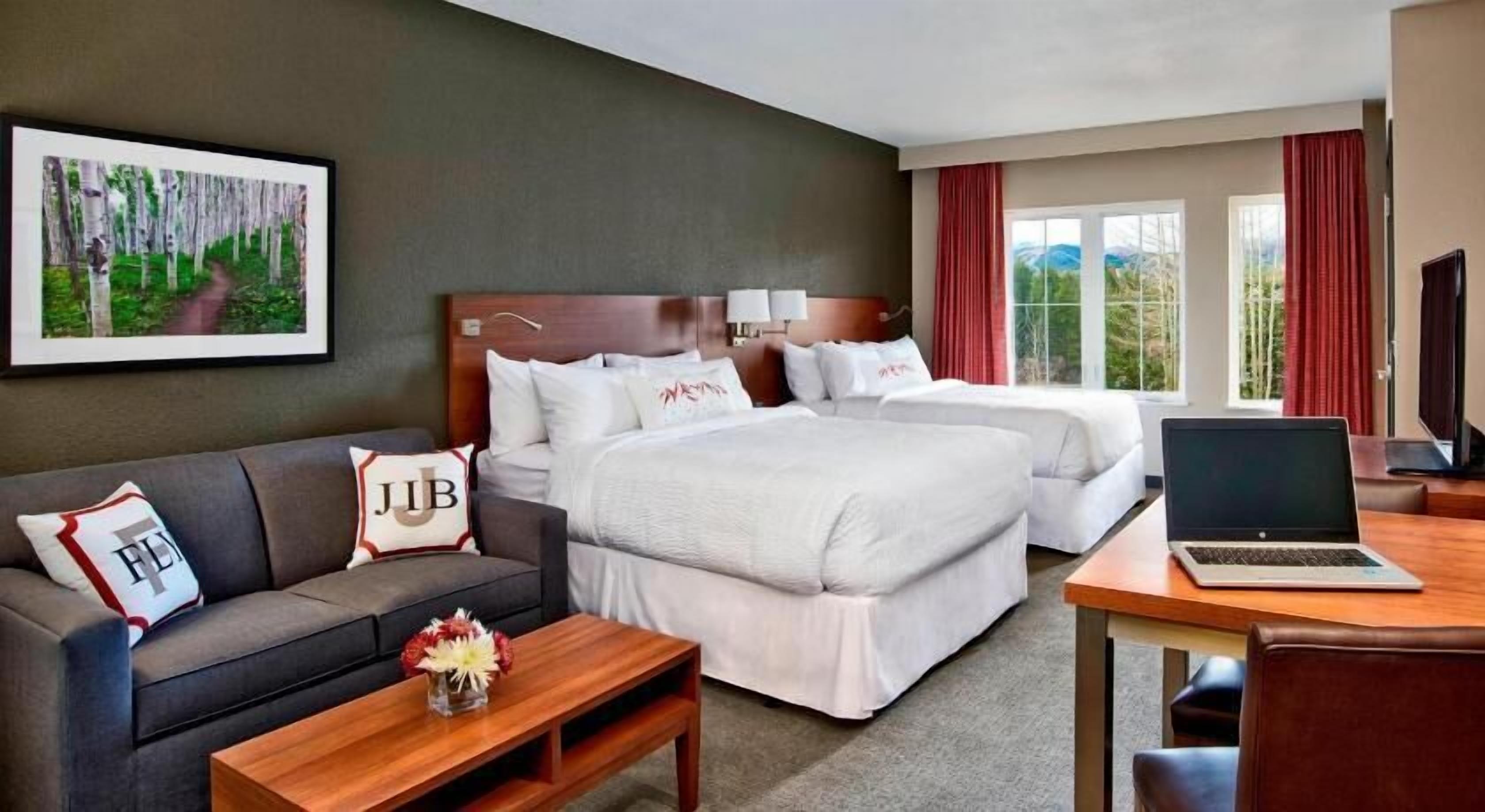 Cofres nos quartos, espaço de trabalho para notebook