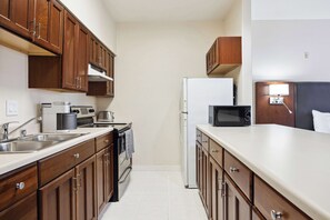 Suite, 1 cama king-size, não fumadores, cozinha | Cozinha privada | Um frigorífico, um micro-ondas, uma cafeteira/bule 