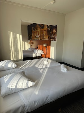 Suite Familiar, várias camas | Roupa hipoalergénica, cofre no quarto, secretária, Wi-fi grátis