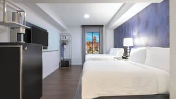 Quarto, 2 camas de casal, chuveiro com barras de apoio (Communication, Mobility Accessible) | Roupas de cama premium, camas com colchões pillow-top, escrivaninha