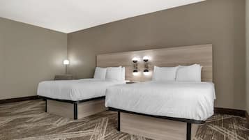 Quarto Standard, 2 camas queen-size, acessível, banheira | Roupa de alta qualidade, camas de colchão Tempur-Pedic, secretária